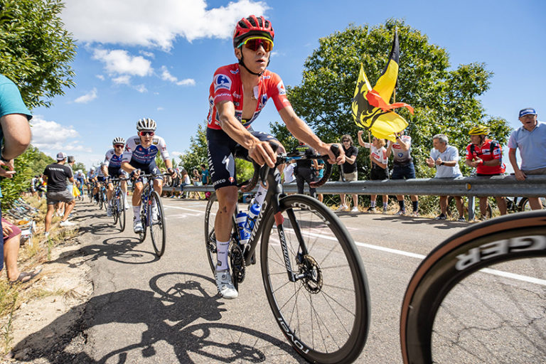 Jovenzuelos, ataquitos y pelis de Carl Weathers: Remco Evenepoel gana la Vuelta 2022 - Jot Down ...